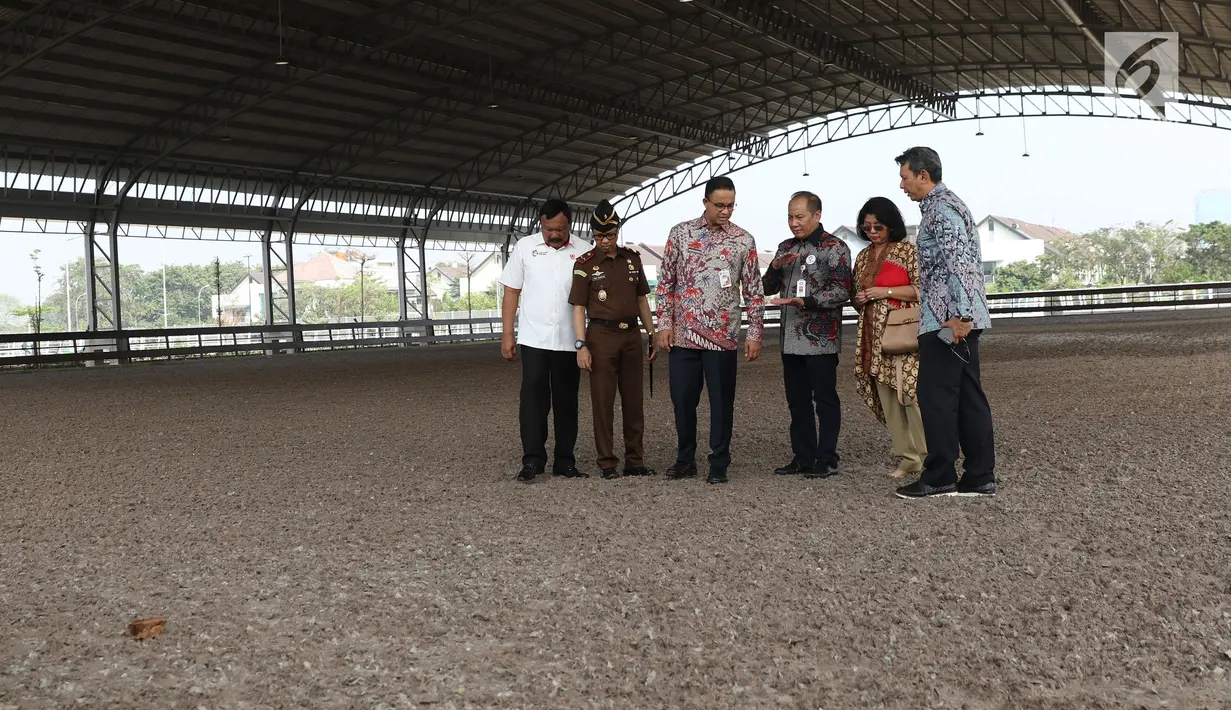 FOTO: Usai Diresmikan, Anies Baswedan Tinjau Jakarta Equestrian Park ...