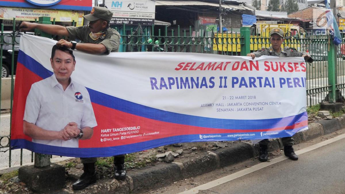 FOTO: Diduga Langgar Aturan Pemilu, Spanduk Kampanye Parpol Ditertibkan ...