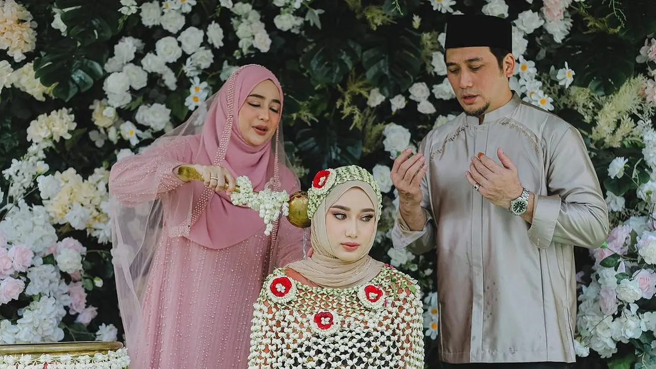 Potret Siraman Tengku Anataya Anak Cindy Fatikasari, Tengku Firmansyah ...