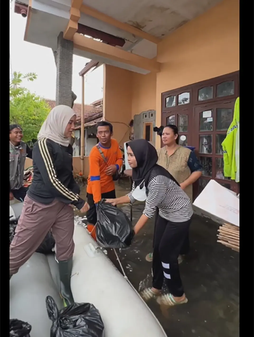 Potret Chacha Frederica Terjun Langsung Berikan Bantuan Korban Banjir ...