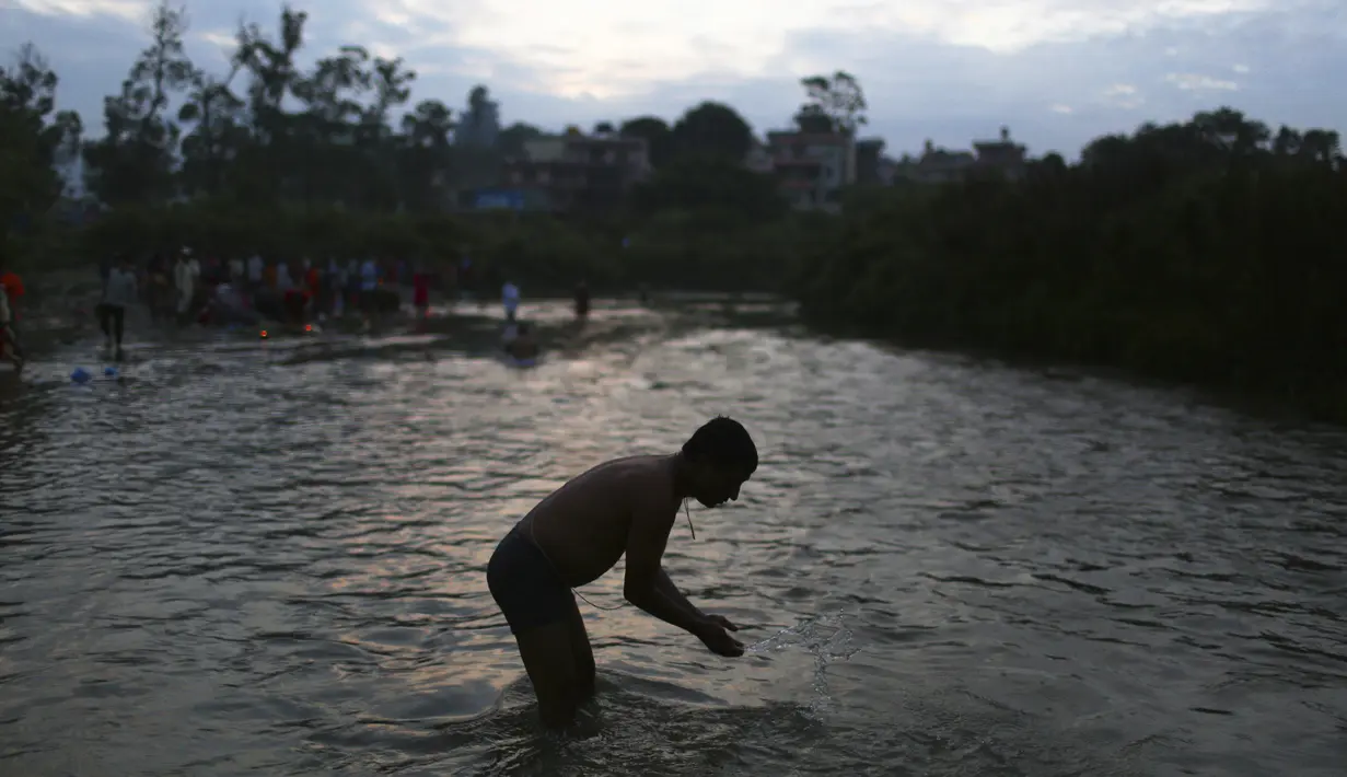 FOTO: Menengok Ritual Hari Ayah bagi Umat Hindu di Nepal - Foto ...