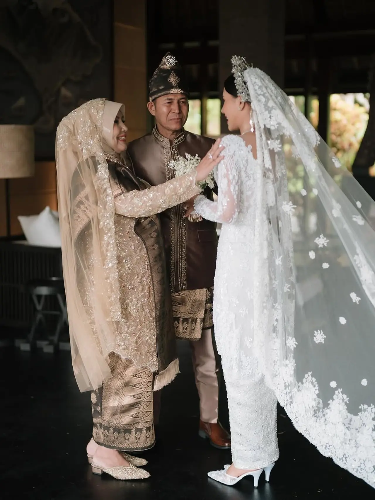 6 Potret Keluarga Angga Yunanda dan Shenina di Akad Nikah, Berbusana ...