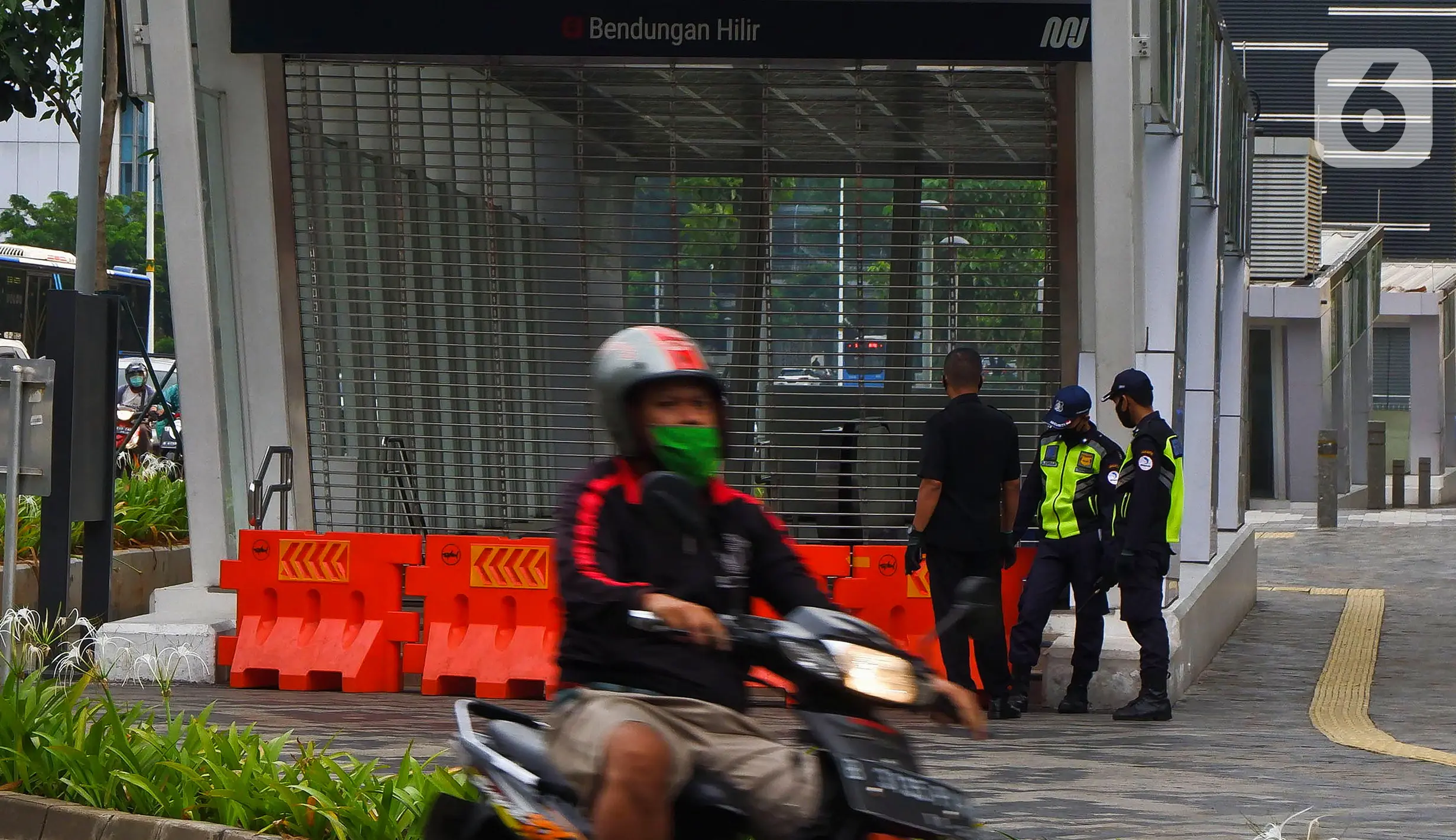 FOTO: Stasiun MRT Benhil dan Senayan Ditutup - Foto Liputan6.com