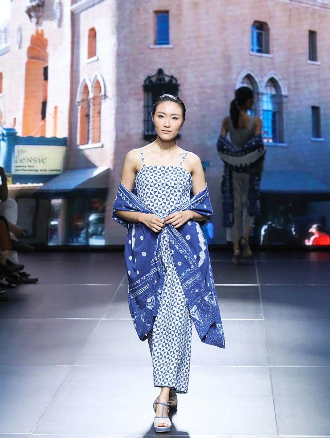 Inspirasi Gaya Liburan dengan Batik Indigo dari Galeri Batik Jawa