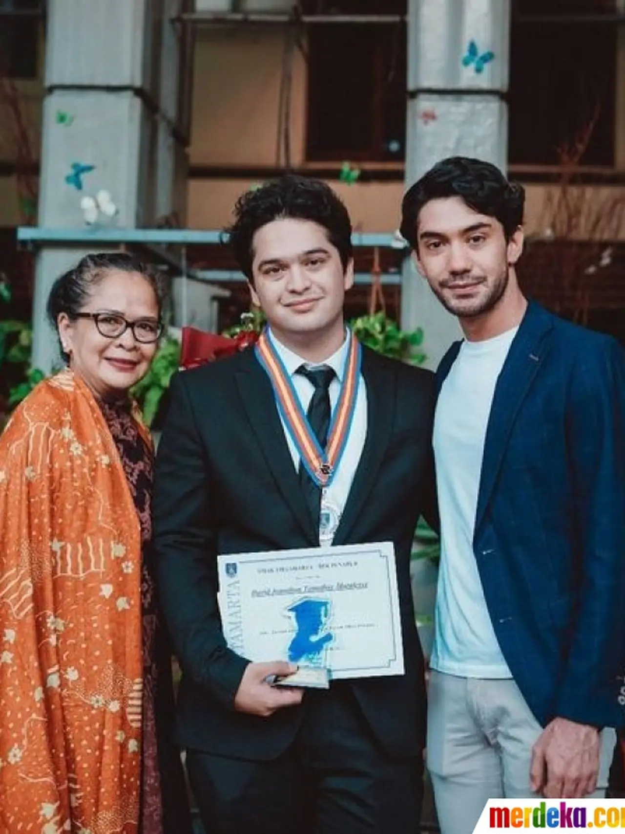 Jarang Tersorot, Ini 6 Potret David Jonathan Adik Reza Rahadian - Hot ...