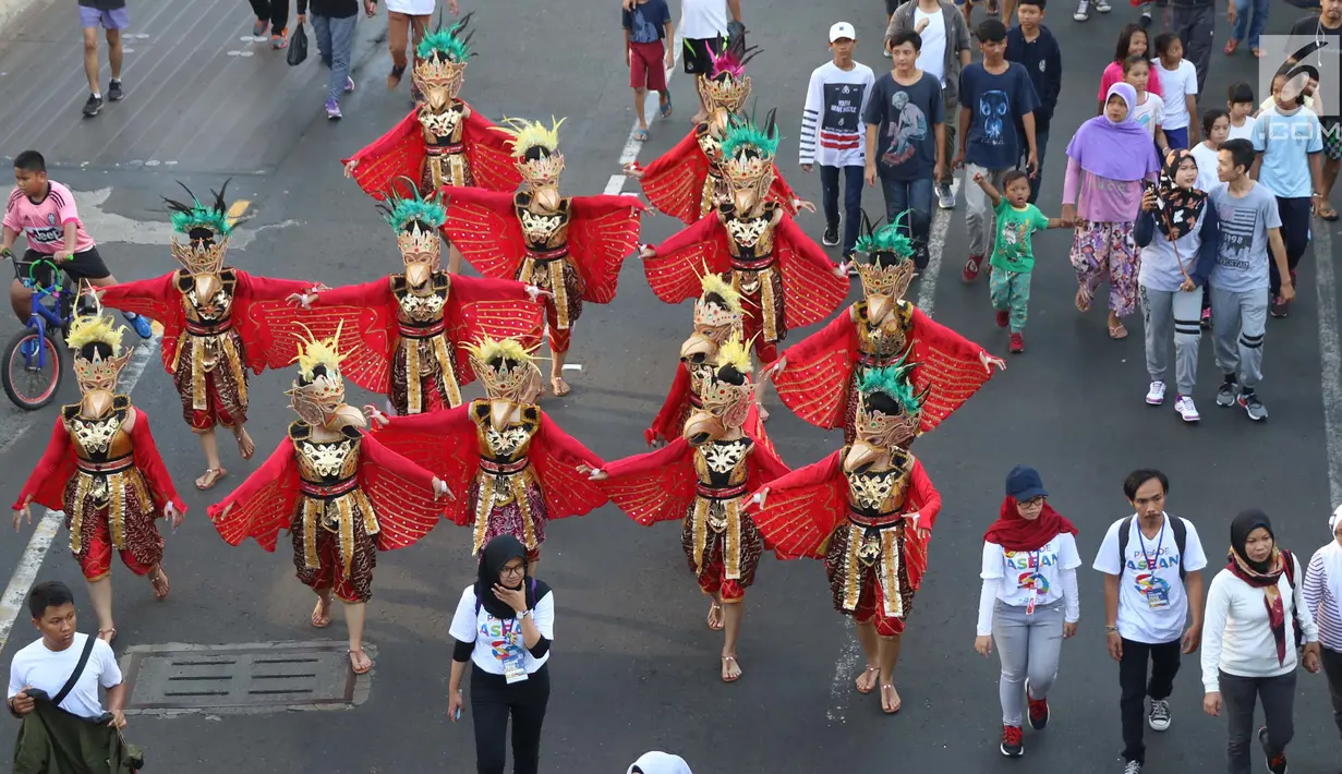PHOTO: Rayakan 50 Tahun ASEAN, Parade Kostum dan Budaya Ramaikan CFD ...