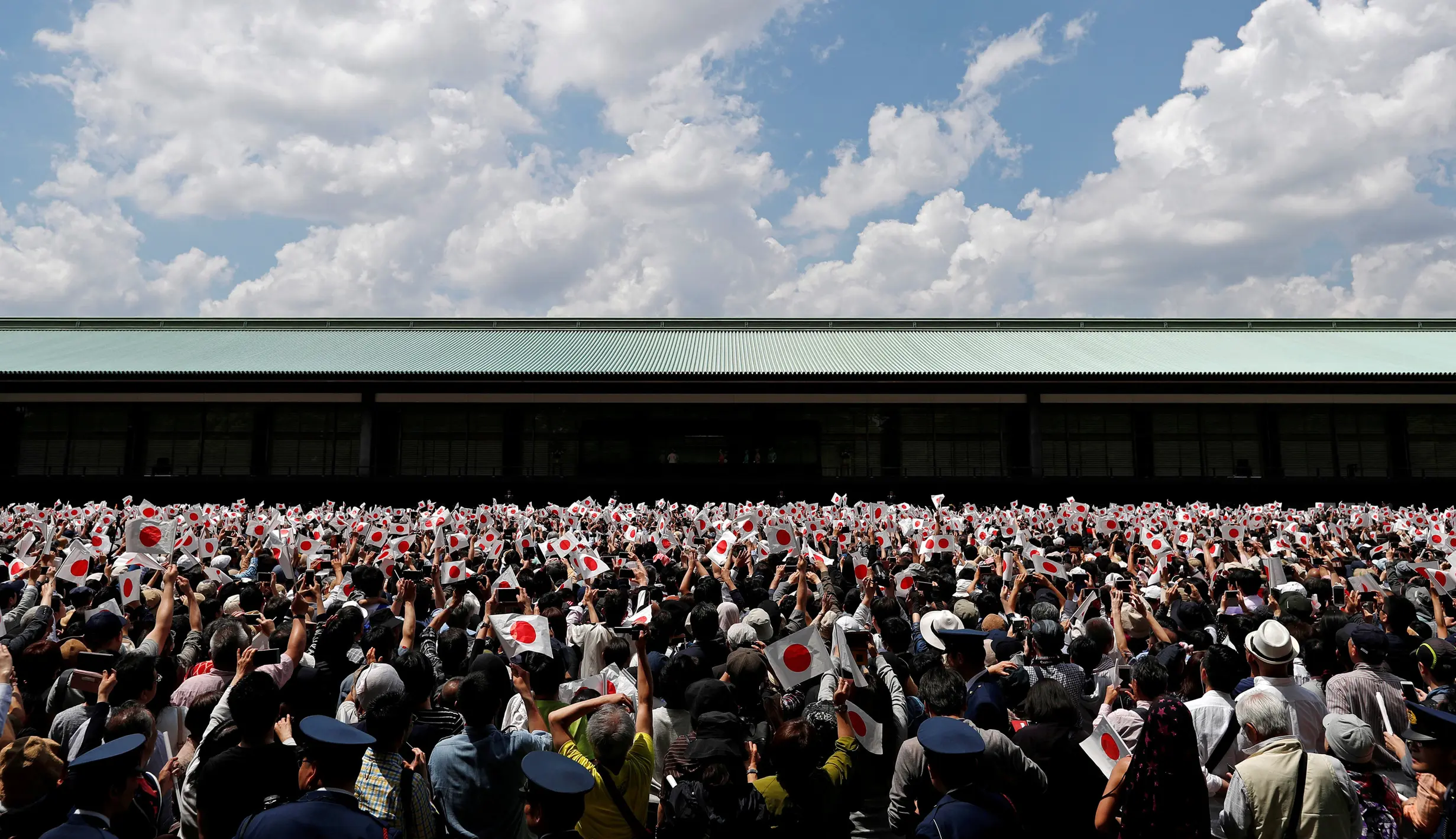FOTO: Perdana, Kaisar Naruhito dan Permaisuri Sapa Publik Jepang - Foto Liputan6.com