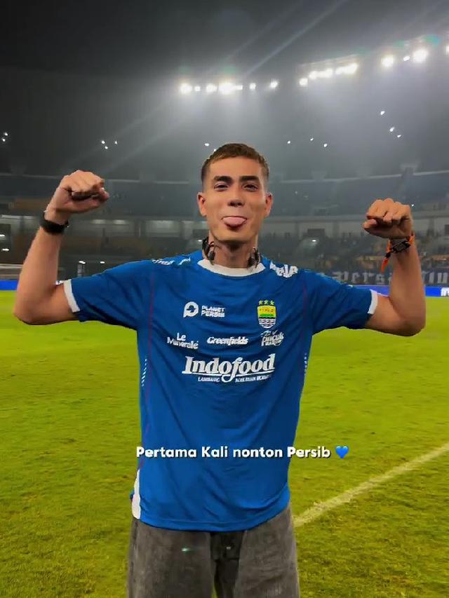 Aisar Khaled Beraksi Jadi Bobotoh Nonton Laga Persib vs Persita di ...