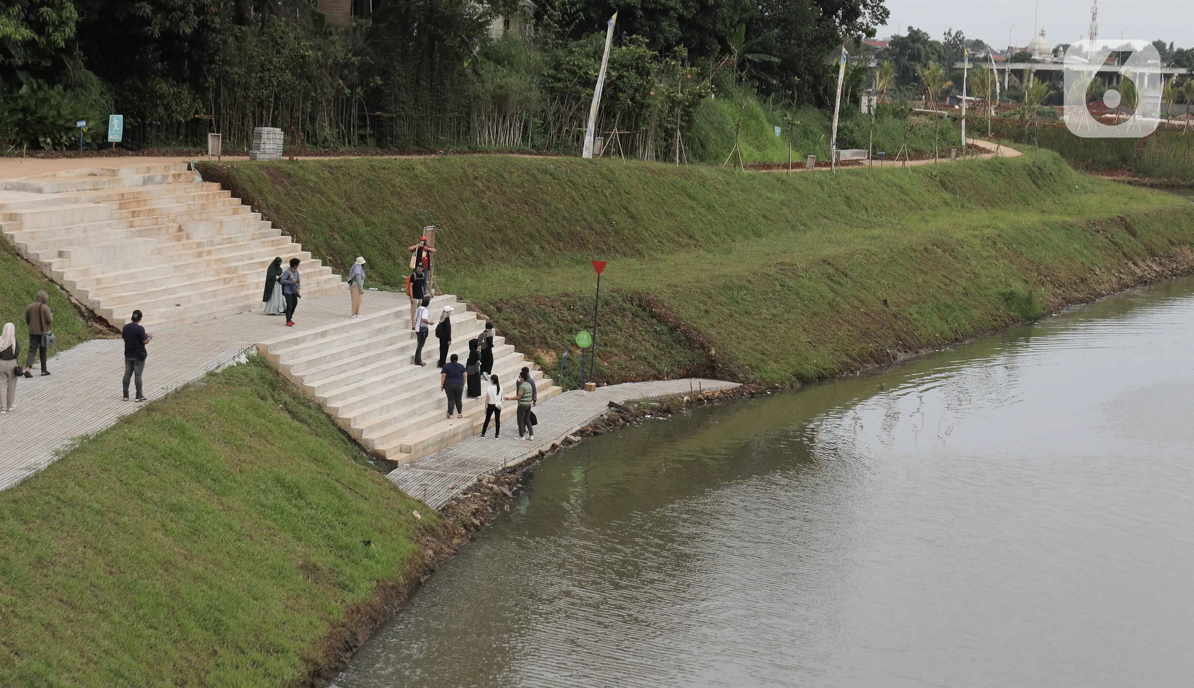 Menikmati Akhir Pekan di Ruang Limpah Sungai Brigif - Foto Liputan6.com
