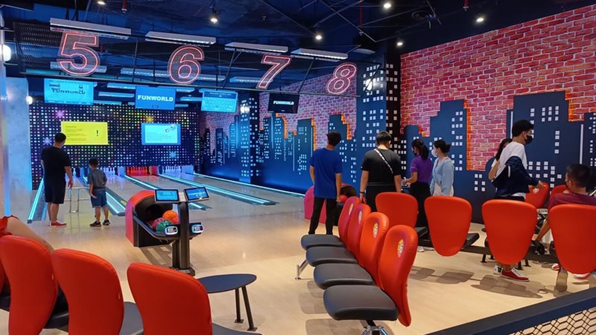 Main Bowling dengan Sistem Tach Card di Fun World - Lifestyle Liputan6.com