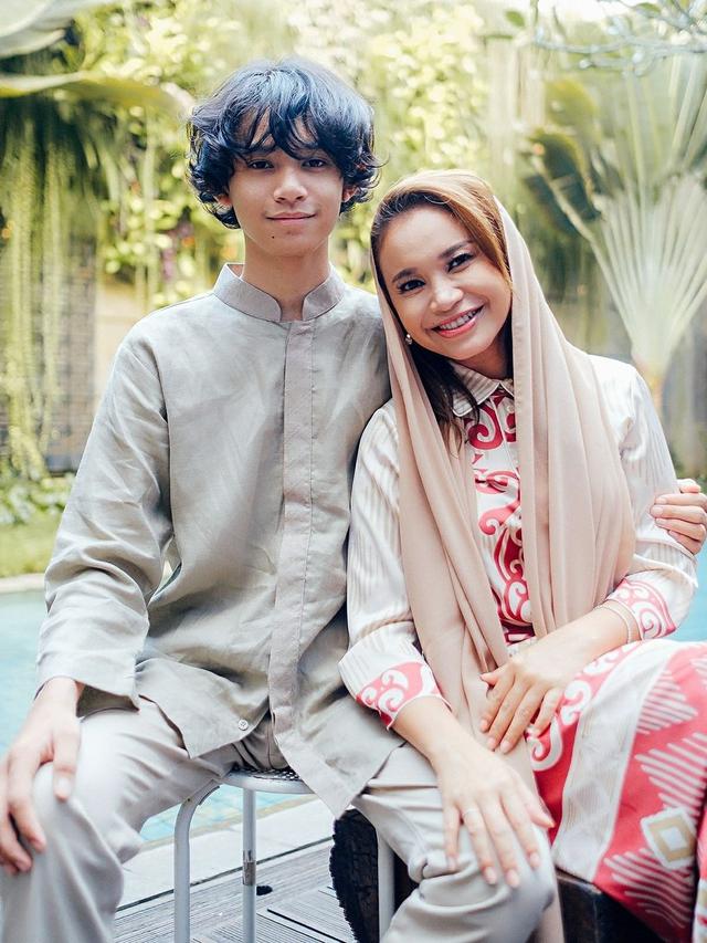 9 Potret Ganteng Rizky Langit Ramadhan, Putra Semata Wayang Rossa yang Gemar Bergaya Kasual ...