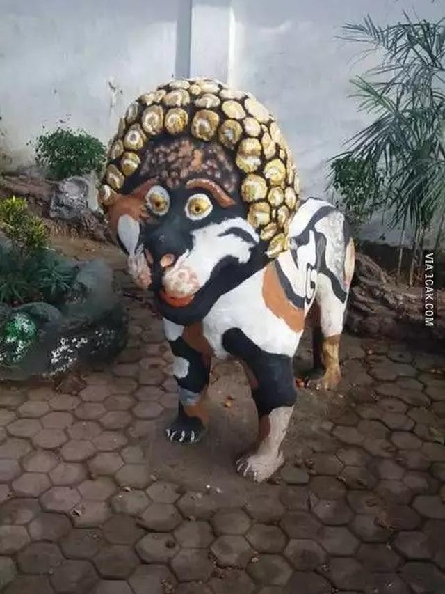 6 Patung di Desa Ini Absurd Banget, Bentuknya Bikin Enggak Habis Pikir ...