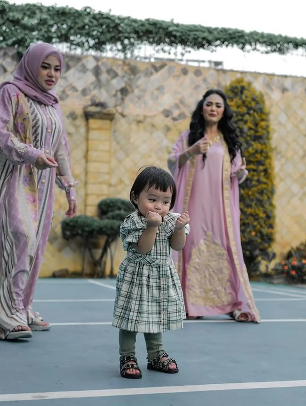 Model Baju Lebaran 2023 Keluarga Artis Favorit Versi Nagita Slavina-Ayu Ting Ting - Photo Fimela.com