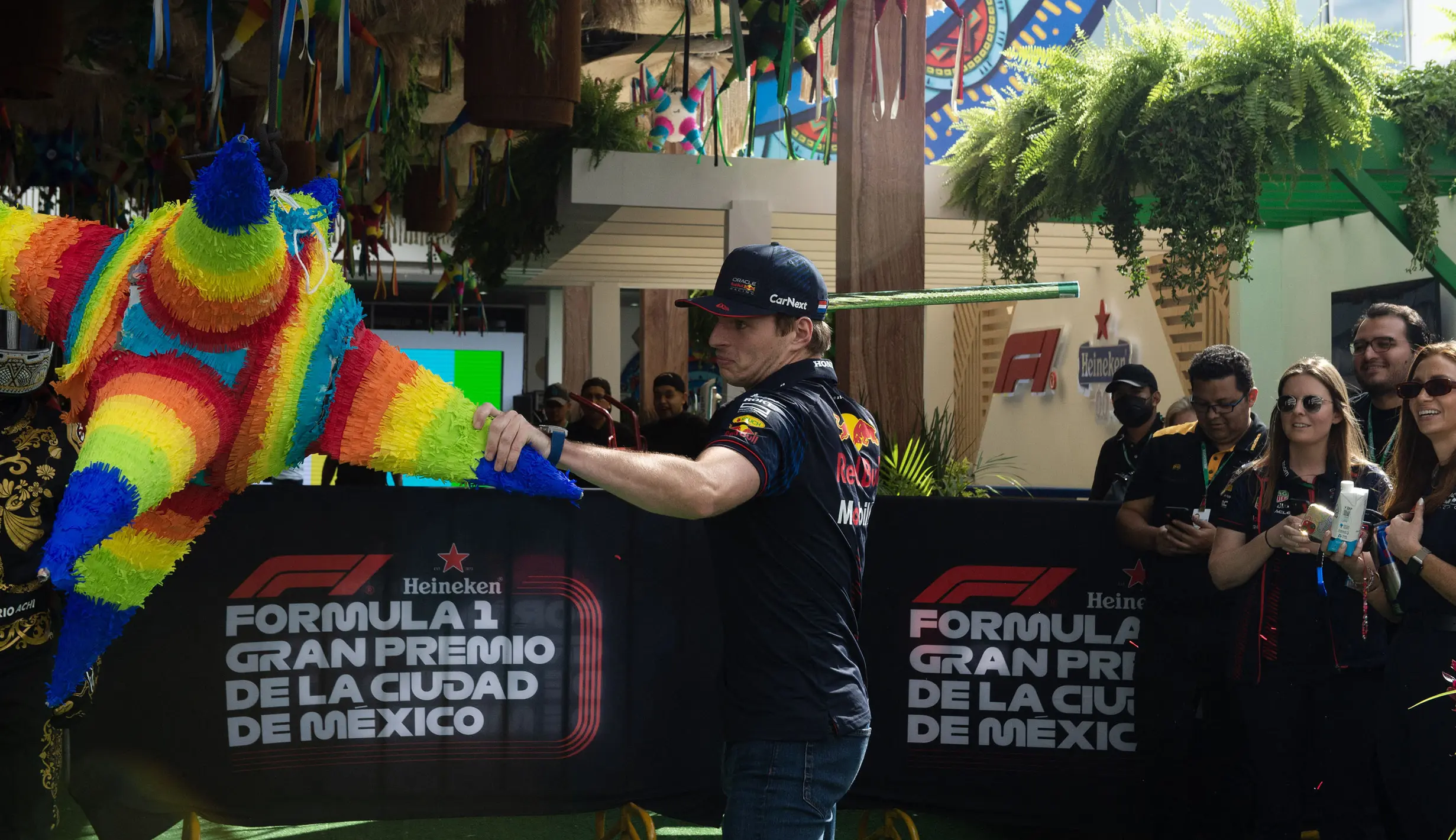 Foto: Keseruan Perez dan Verstappen Bermain Pecah Pinata Jelang Formula ...