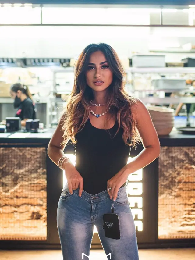 7 Potret Karina Basrewan yang Sukses Sabet Gelar Miss Earth Indonesia ...