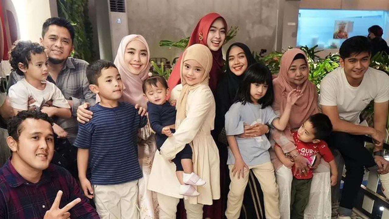 6 Potret Ria Ricis dan Teuku Ryan Buka Bersama Keluarga Besar, Tepis ...
