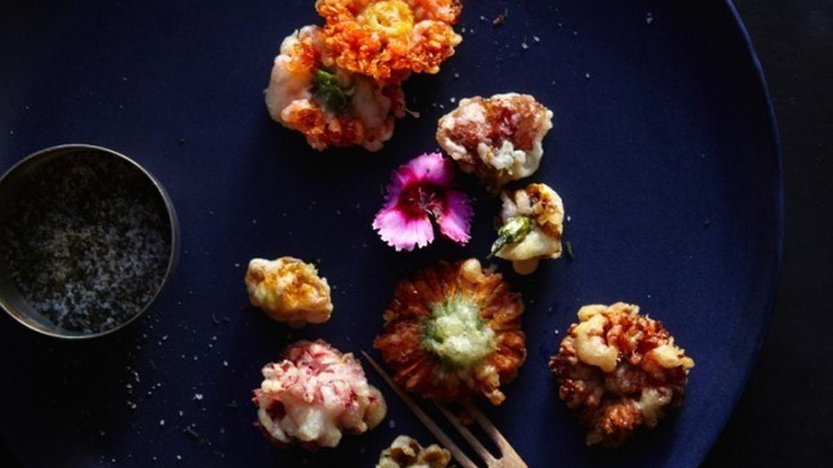 8 Cara Mempercantik Makanan dengan Bunga - Photo Fimela.com