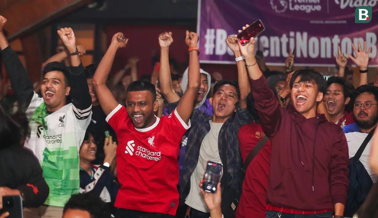 Foto: Riuhnya Chant Dukungan Tiada Henti Bigreds Regional Bekasi dalam ...