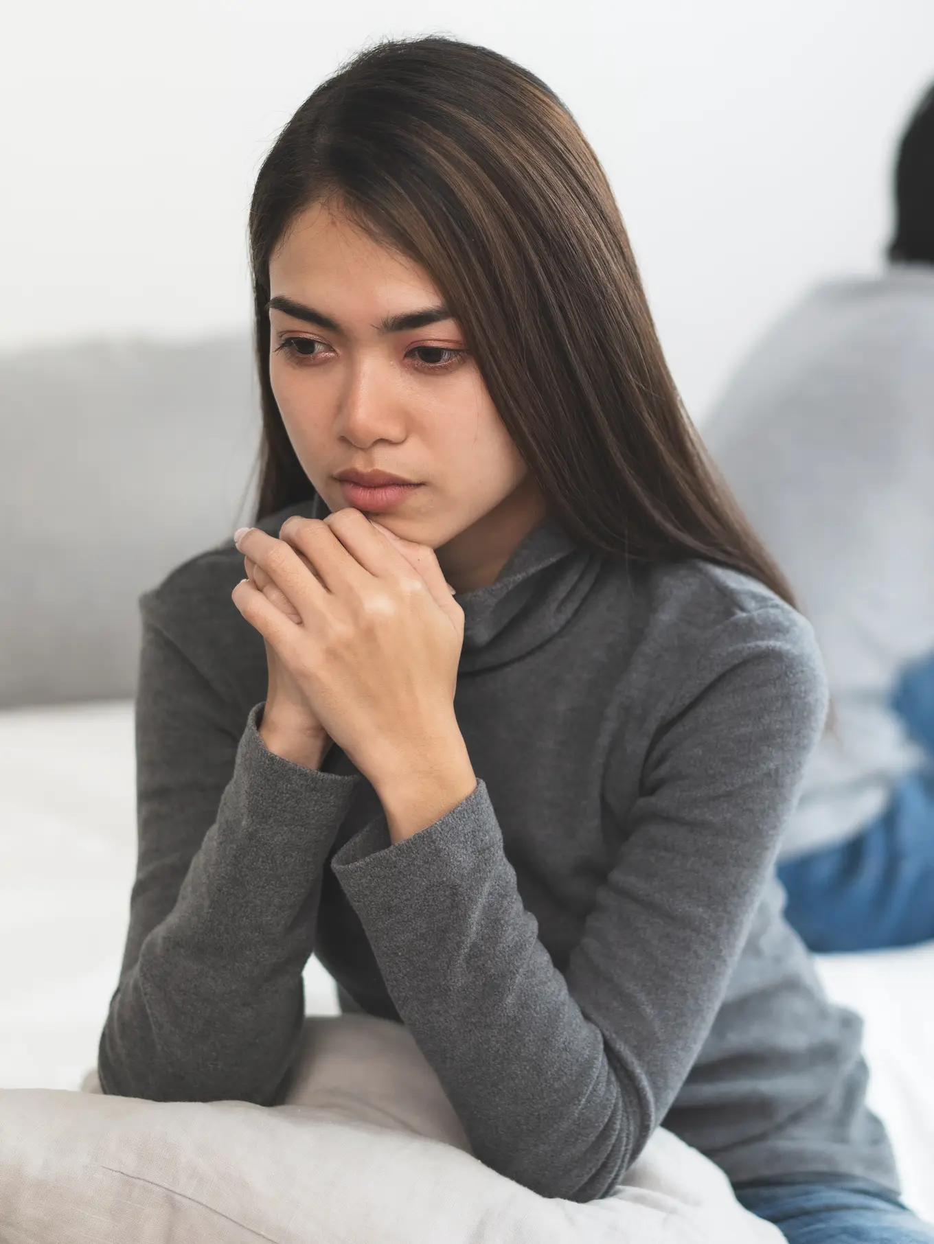 5 Tanda Pasangan Selingkuh yang Perlu Kamu Curigai - Relationship Fimela.com