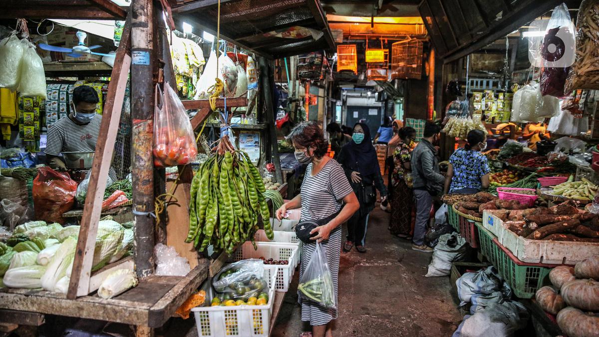FOTO: Pengunjung Pasar Tradisional Dibatasi 50 Persen