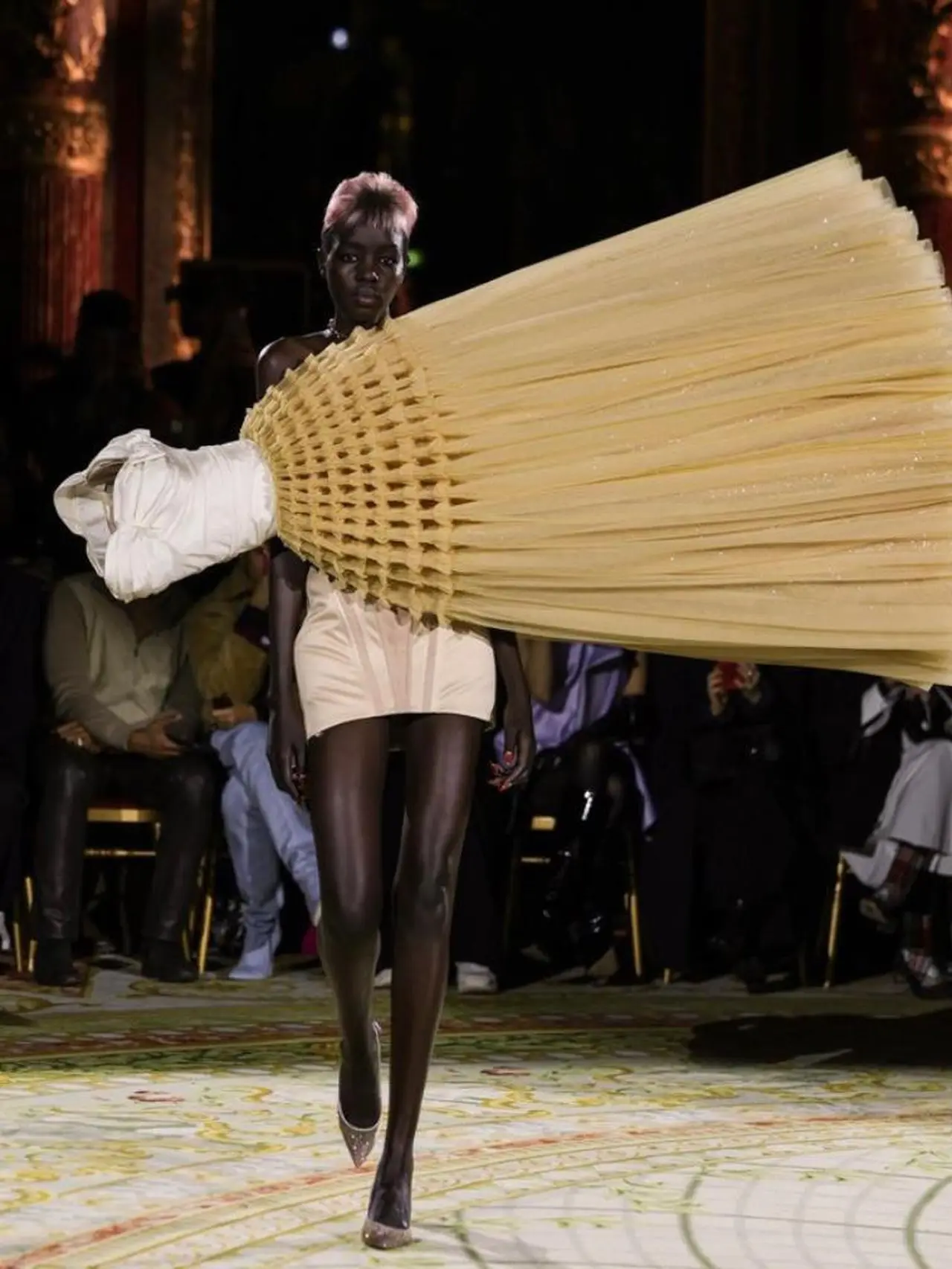 Unik! Viktor & Rolf Tampilkan Koleksi Gaun Terbalik di Paris Haute ...