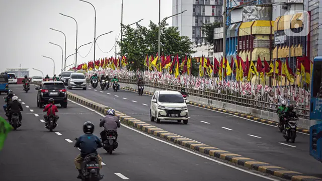 Polisi Tertibkan Bendera Partai yang Ganggu Pengguna Jalan di Mampang ...