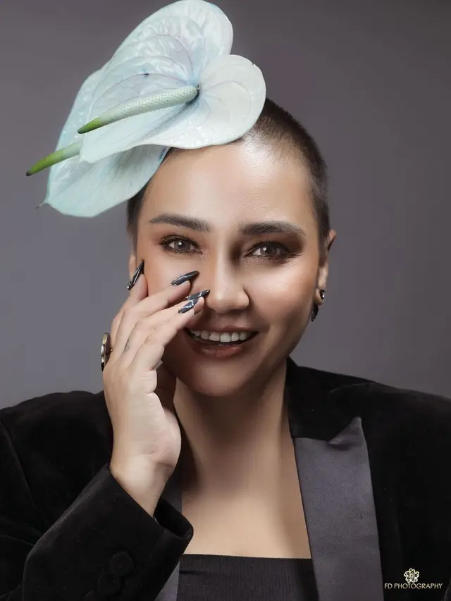 6 Potret Feby Febiola Dengan Busana Serba Hitam, Tampil Penuh Percaya ...