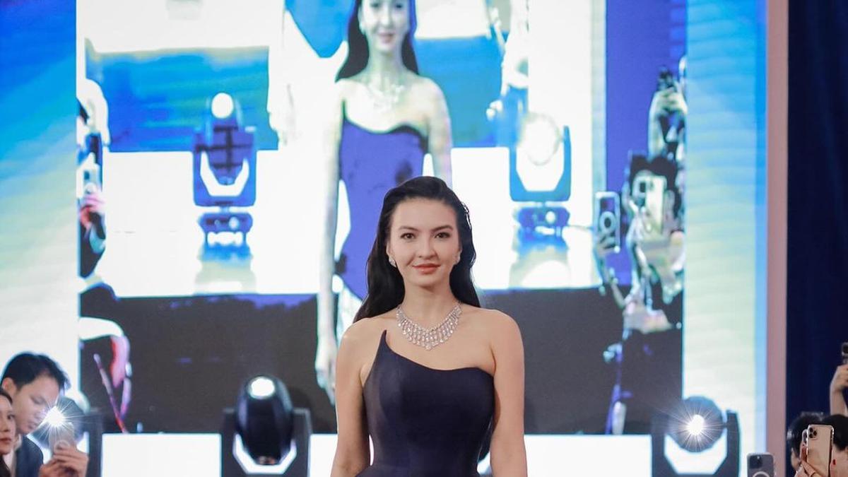 6 Pesona Glamor Raline Shah Jadi Model Catwalk Brand Perhiasan Lokal ...