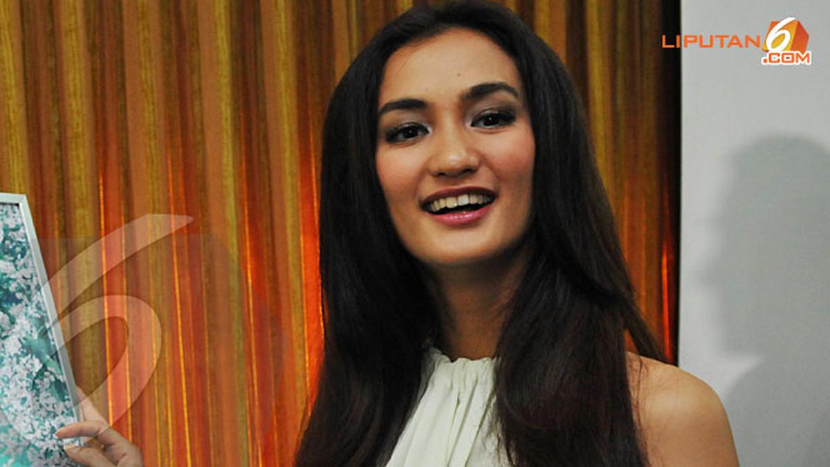 Atiqah Hasiholan Tak Pernah Mengatur Busana Suami