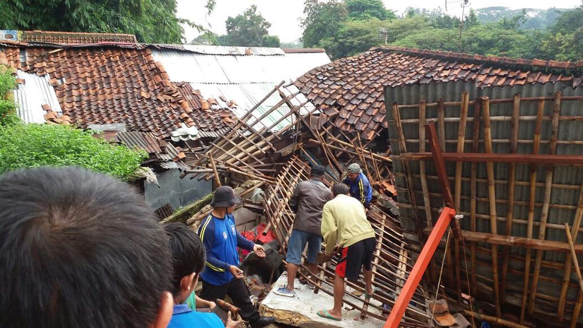 4 Rumah di Bogor Rusak Akibat Longsor - News Liputan6.com