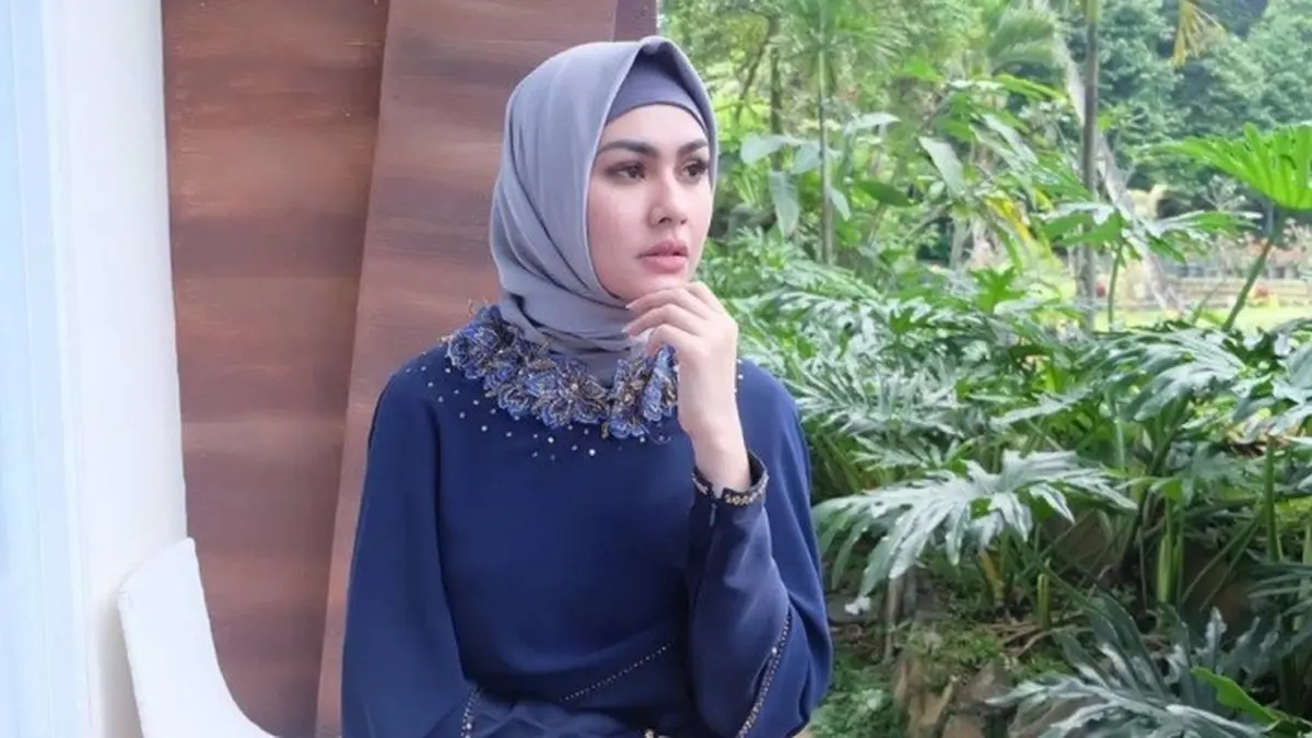 Kartika Putri Tengah Berganti Baju