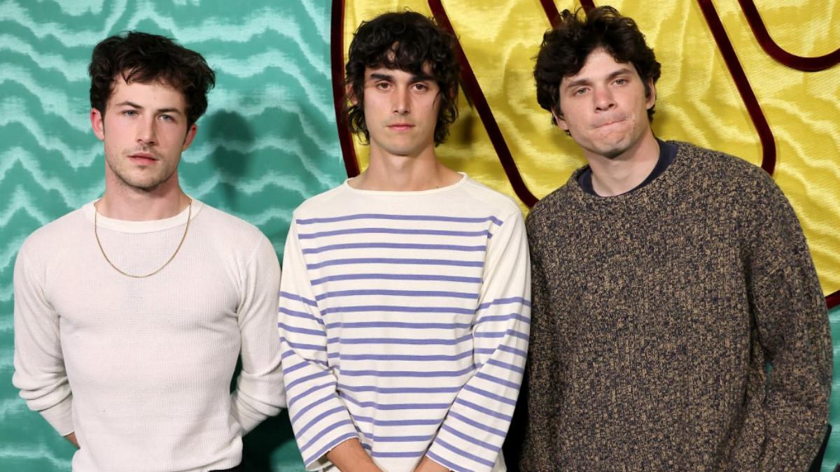 Lirik Lagu Calling After Me - Wallows - Ragam Bola.com