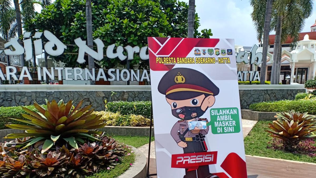 Cegah Covid-19, Polisi Sebar Kios Masker Gratis di Bandara Soekarno Hatta