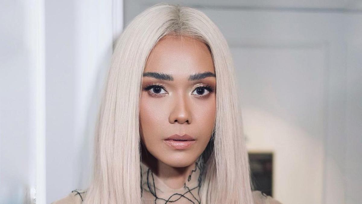 5 Deretan Busana Formal yang Edgy dari Adinia Wirasti - Fashion Fimela.com