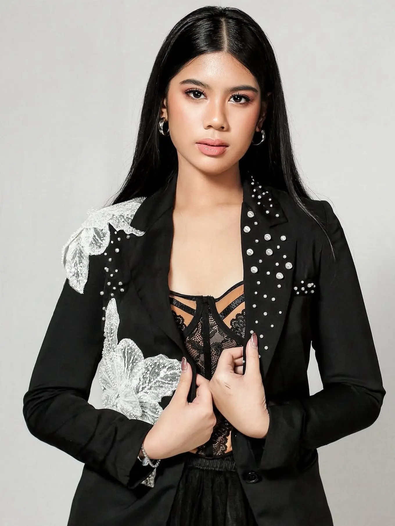 Pesona Almira Yudhoyono dalam Kebaya Encim Biru di Wisjur Akademi TNI ...