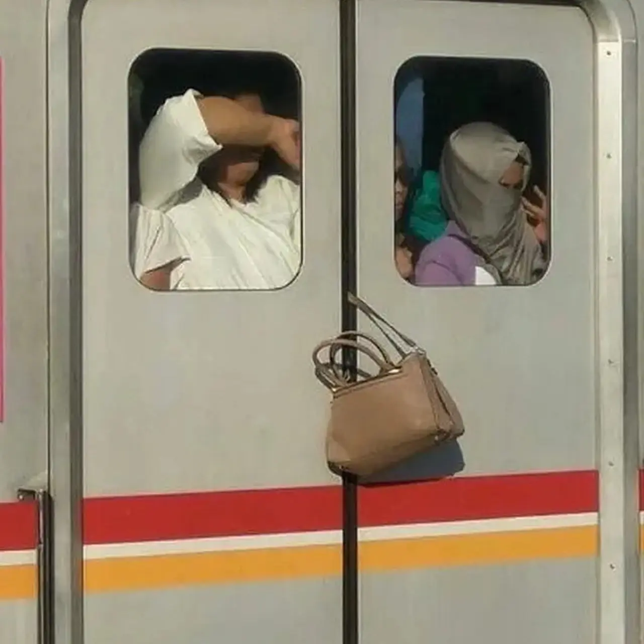 6 Potret Aksi Emak-emak di KRL Ini Bikin Tepuk Jidat, Ada yang Pernah Viral - Hot Liputan6.com