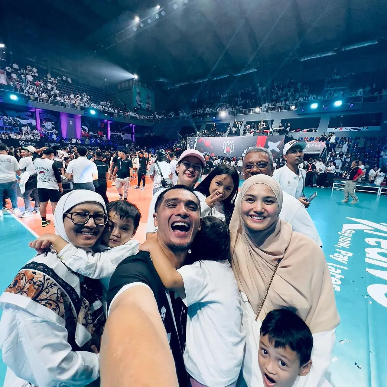 Potret Ricky Harun Peluk Pinggang Wanita Cantik di 'Bahkan Voli ...