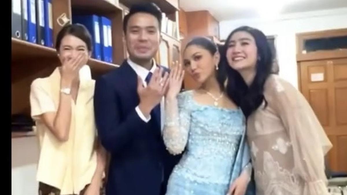 Penampilan Dua Sahabat Jessica Mila saat Hadir di Hari Pertunangan, Yuki Kato Berkebaya dan ...