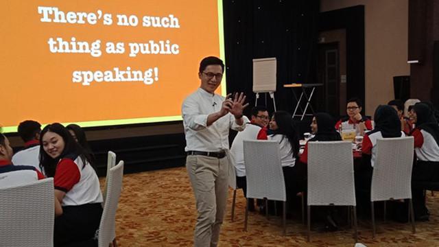 Belajar Public Speaking untuk Mengasah Leadership Bareng Riko Anggara - Hot Liputan6.com