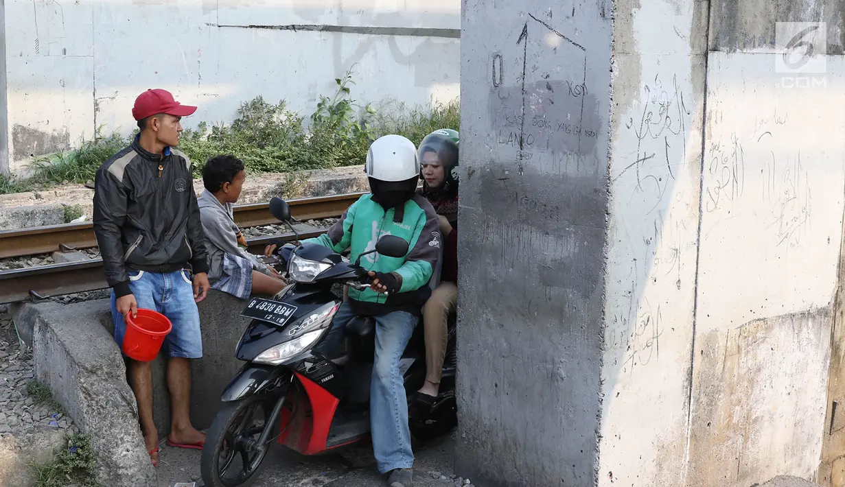 Tidak Ada Akses Putar Balik, Warga Tambora Manfaatkan Jalan Setapak ...