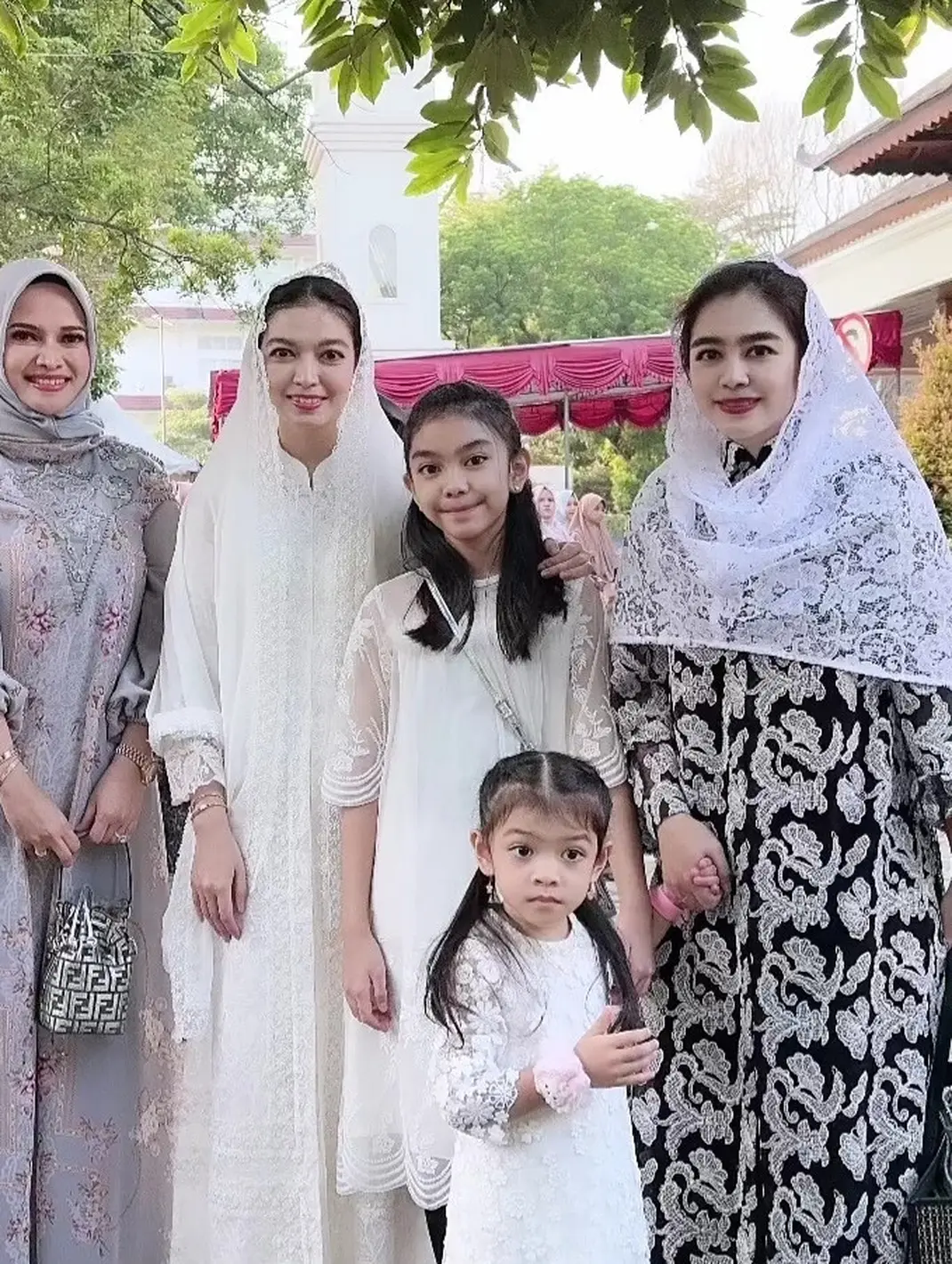 6 Potret Beda Gaya Keluarga Jokowi saat Idul Adha 2024, Kahiyang Ayu, Selvi Ananda, hingga Erina ...