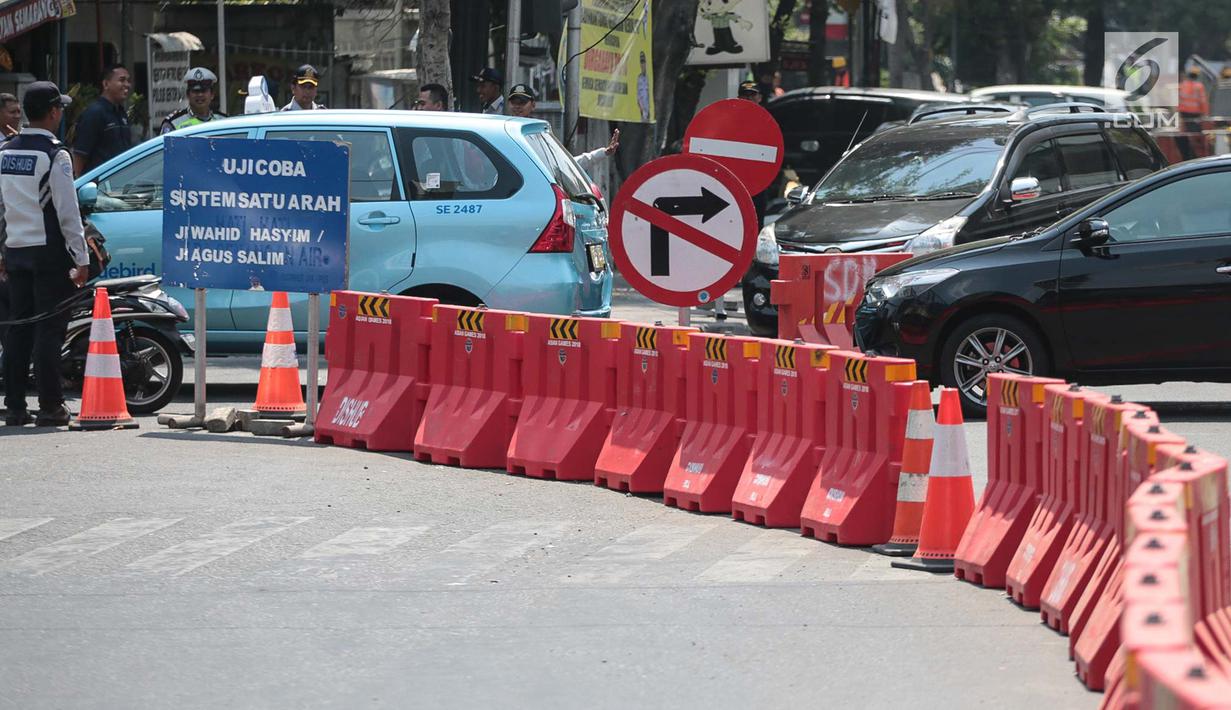 FOTO: Uji Coba Sistem Satu Arah di Jalan Wahid Hasyim - Foto Liputan6.com