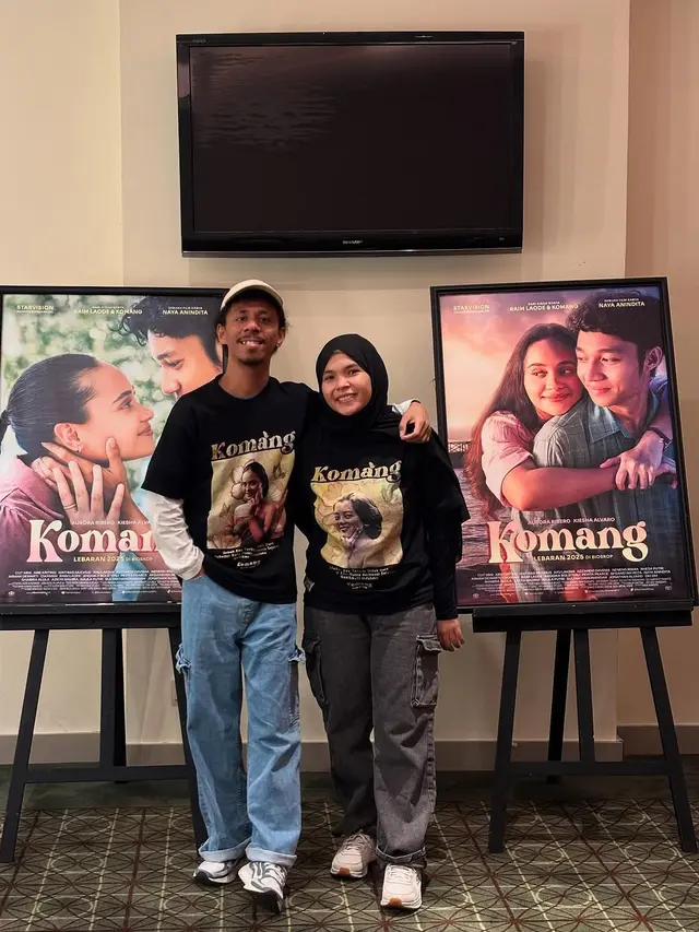 6 Potret Raim Laode dan Istri, Film Komang Sukses Tembus 2 Juta Penonton - ShowBiz Liputan6.com