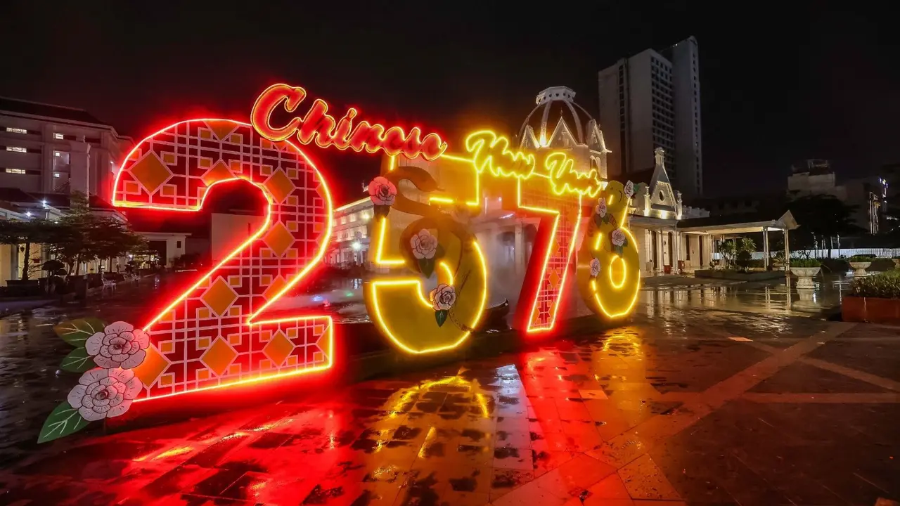 Dekorasi Imlek 2576 Kongzili Tahun 2025 Mejeng di Depan Balai Kota ...