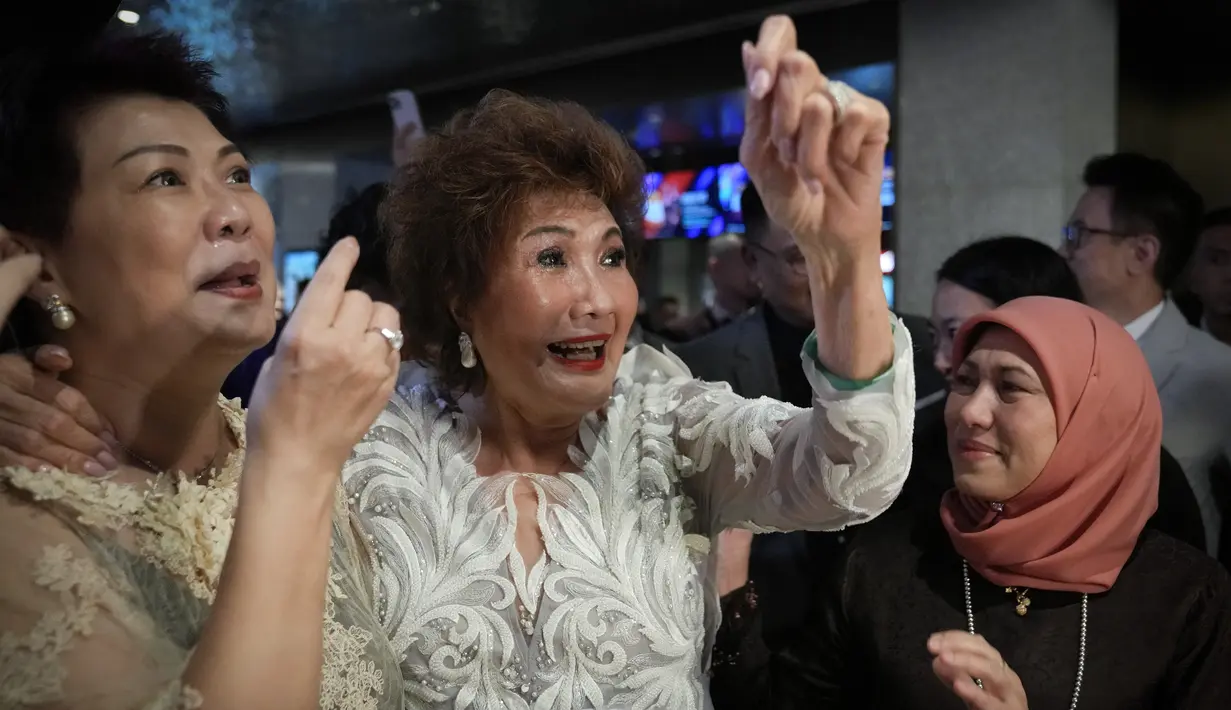 Ekspresi Sang Ibu Usai Michelle Yeoh Jadi Perempuan Asia Pertama yang Raih Piala Oscar - Foto ...