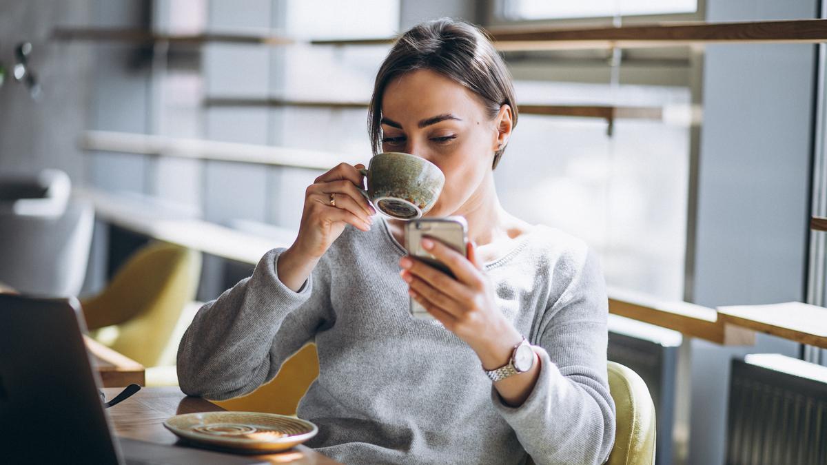 7 Tanda Orang Menyesal Sudah Meninggalkanmu - Relationship Fimela.com