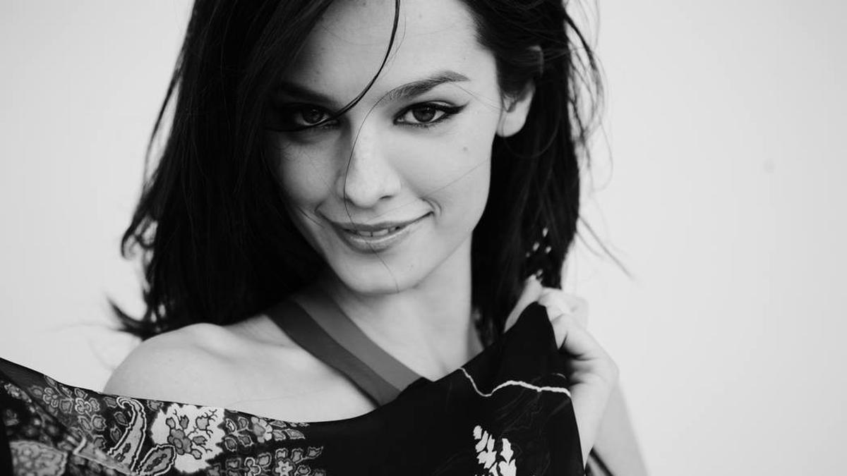 Profil Katy Louise Saunders yang Curi Hati Song Joong Ki, Aktor ...