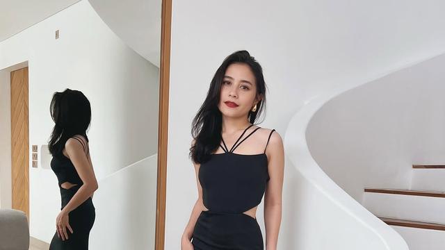 Potret Cantik Prilly Latuconsina dengan Gaun Slimfit, Pamerkan Body ...