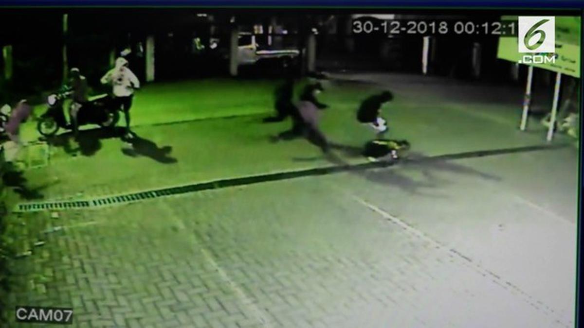 VIDEO: Lagi, Aksi Gangster di Depok Bacok Korban Terekam CCTV