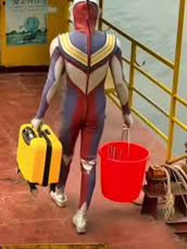 6 Potret Orang Pakai Kostum Ultraman di Tempat Umum Ini Curi Perhatian ...